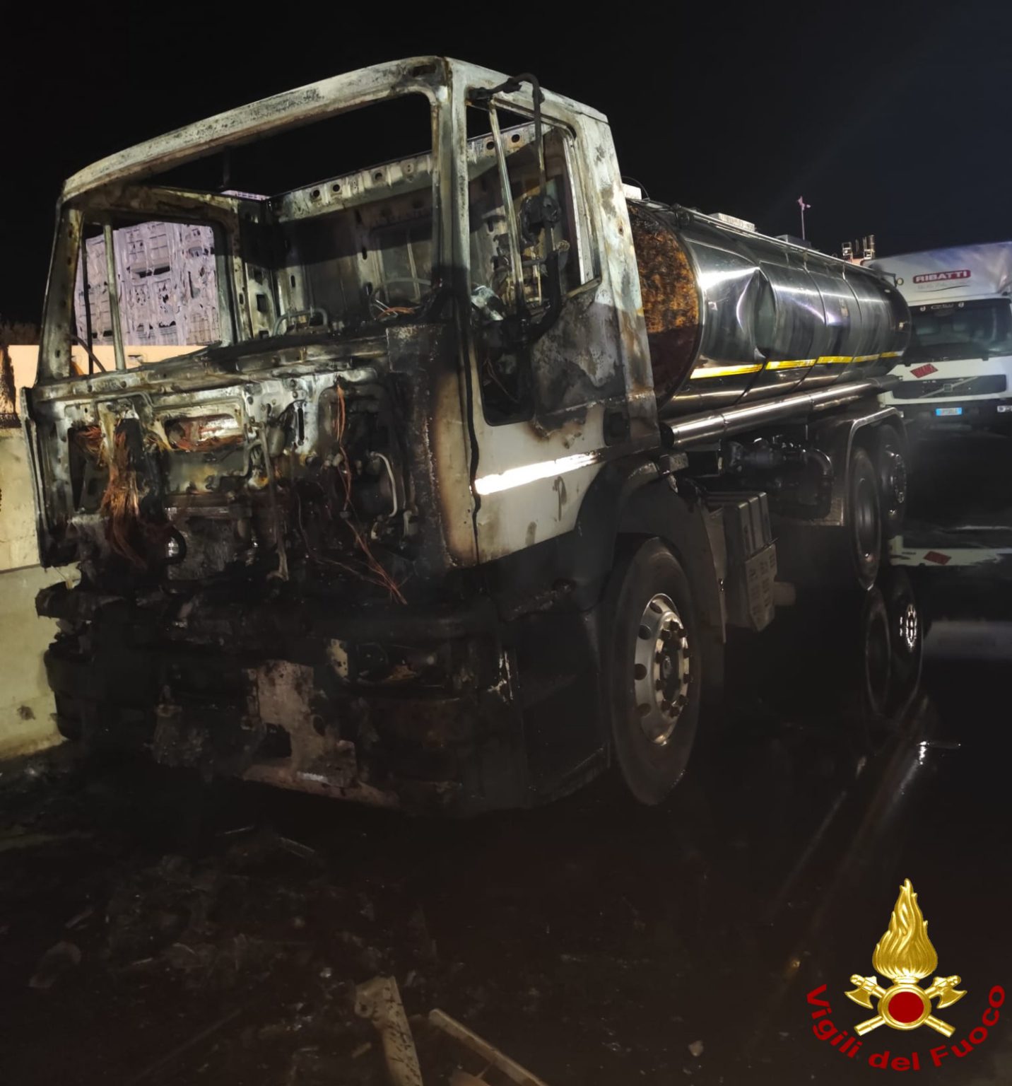 Corato, incendio in un frantoio: in fiamme mezzi e cassoni in plastica ...
